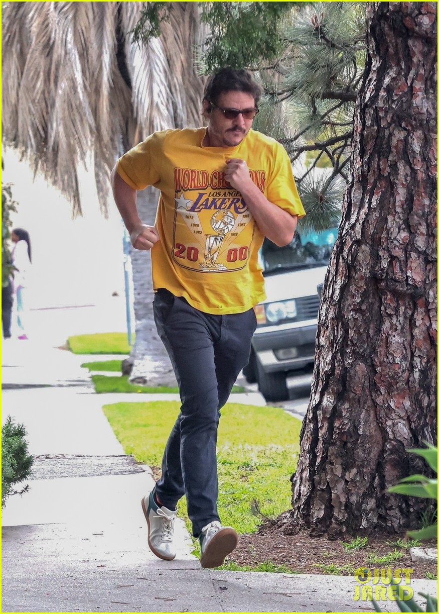 Pedro Pascal Hurries to His Car While Out Running Errands: Photo ...