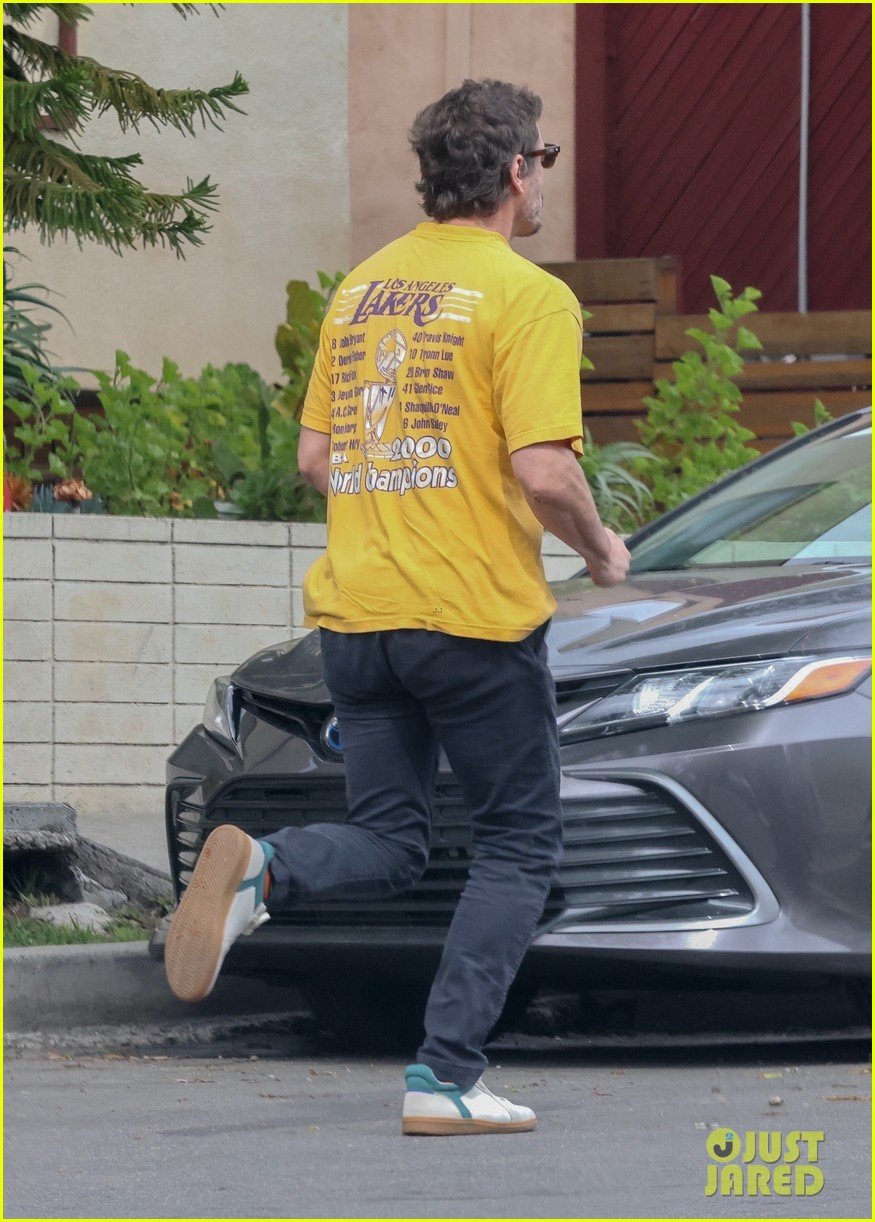Pedro Pascal Hurries to His Car While Out Running Errands: Photo ...