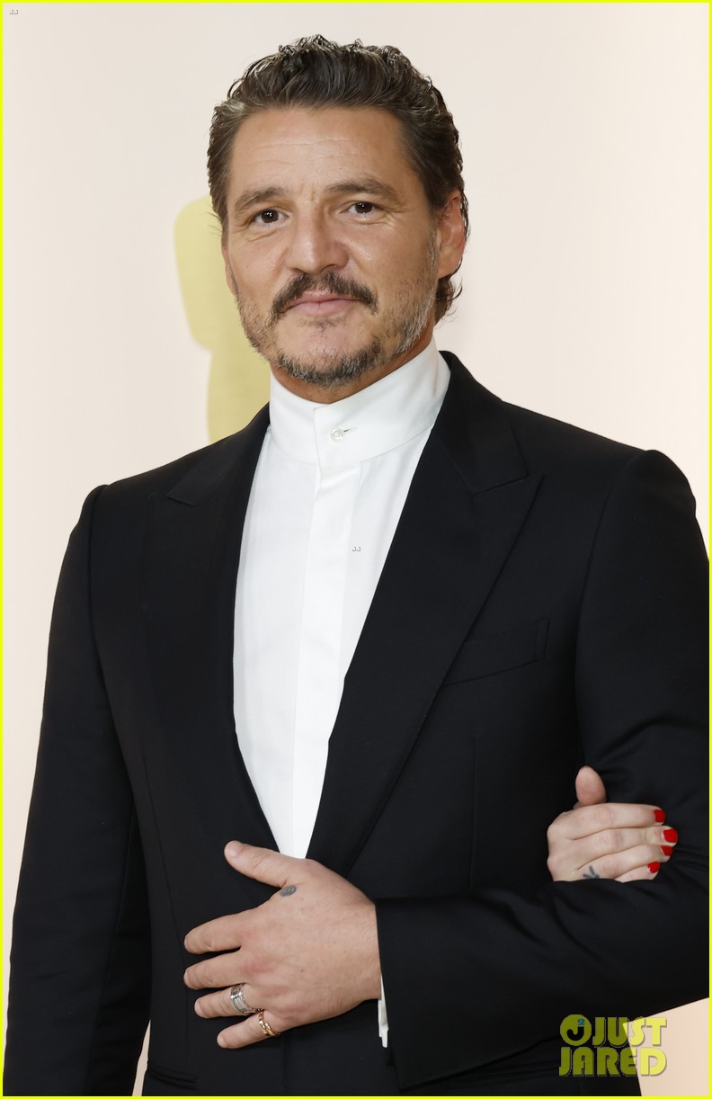 Pedro Pascal Suits Up For 2023 Oscars to Support Nominated Sister ...