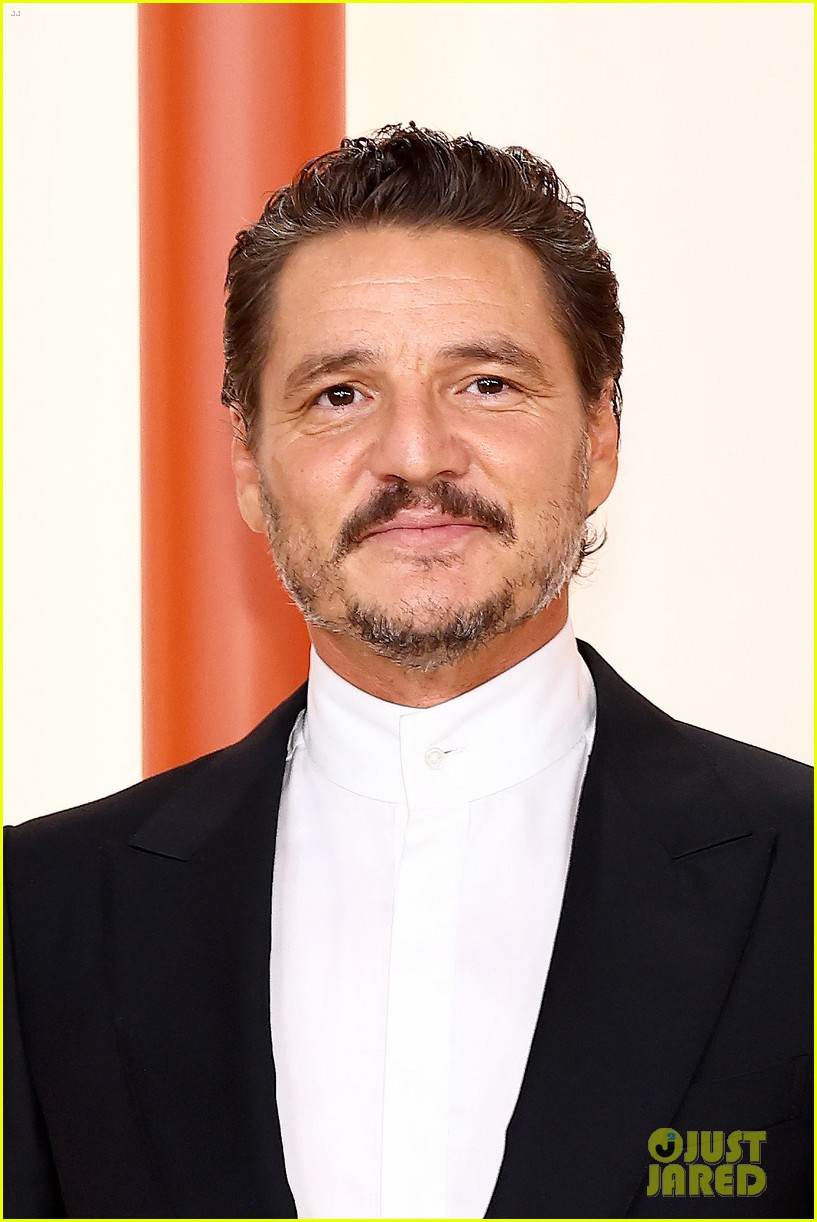 Pedro Pascal Suits Up For 2023 Oscars to Support Nominated Sister ...