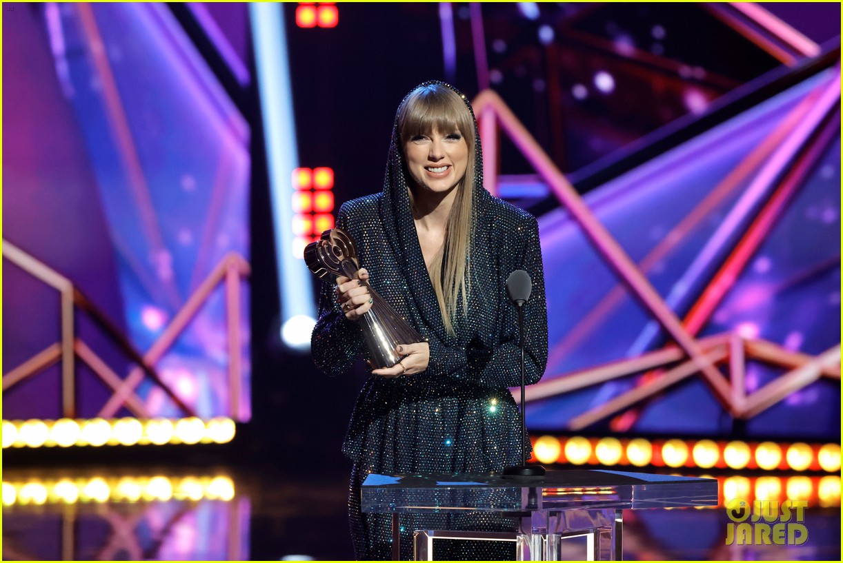 Taylor Swift Gives Inspiring Speech About Being Deemed an 'Innovator' at iHeartRadio Awards 2023 ...