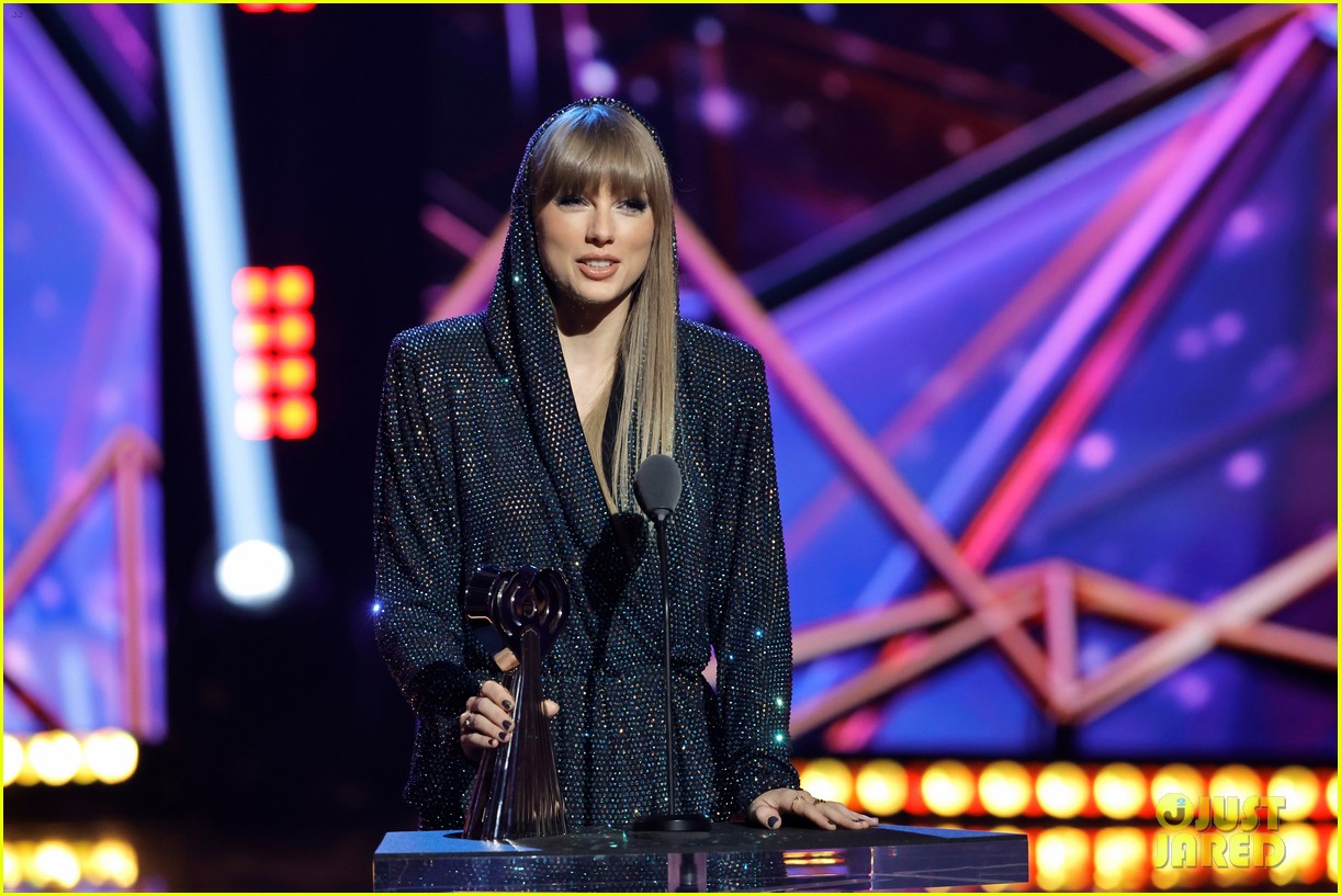Taylor Swift Gives Inspiring Speech About Being Deemed an 'Innovator' at iHeartRadio Awards 2023 ...
