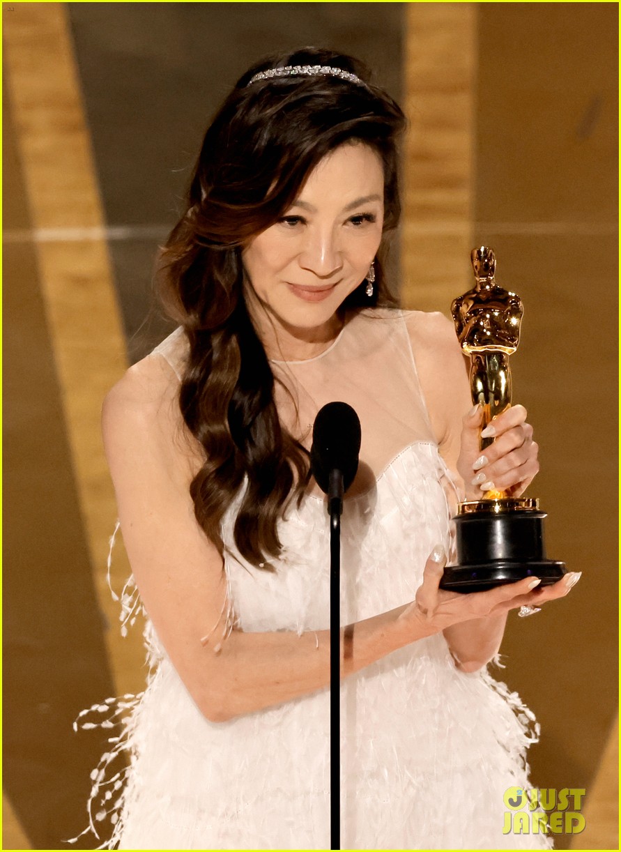 Michelle Yeoh Becomes First Asian to Win Best Actress at Oscars 2023: Photo 4907252 | Michelle ...