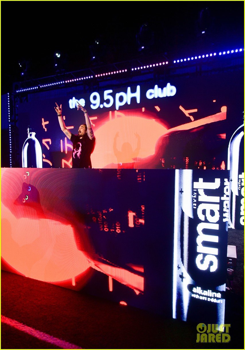 Steve Aoki Threw a Cake in TikTok Star Blake Gray's Face During a Late ...