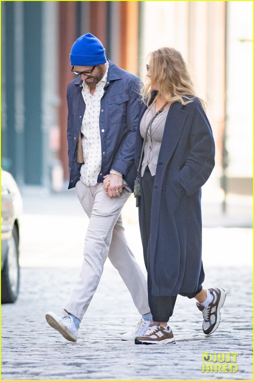 Ryan Reynolds & Blake Lively Hold Hands on Afternoon Stroll Around NYC ...