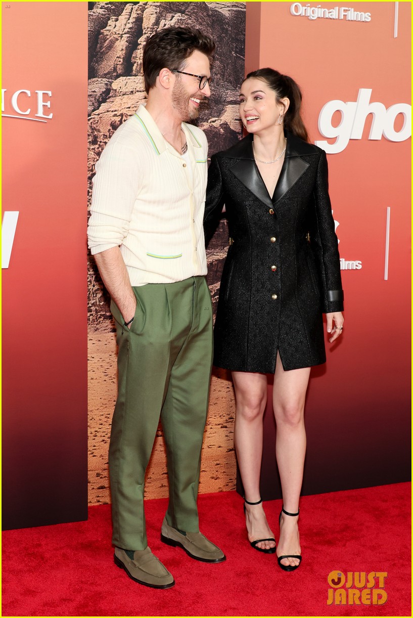 Chris Evans & Ana de Armas Reunite at 'Ghosted' Premiere in NYC!: Photo 4921684 | Chris Evans ...