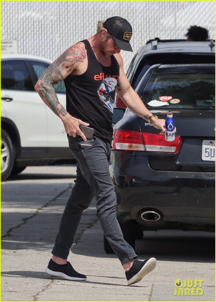 Dax Shepard Shows Off Tattooed Muscles While Out Running Errands in L.A ...