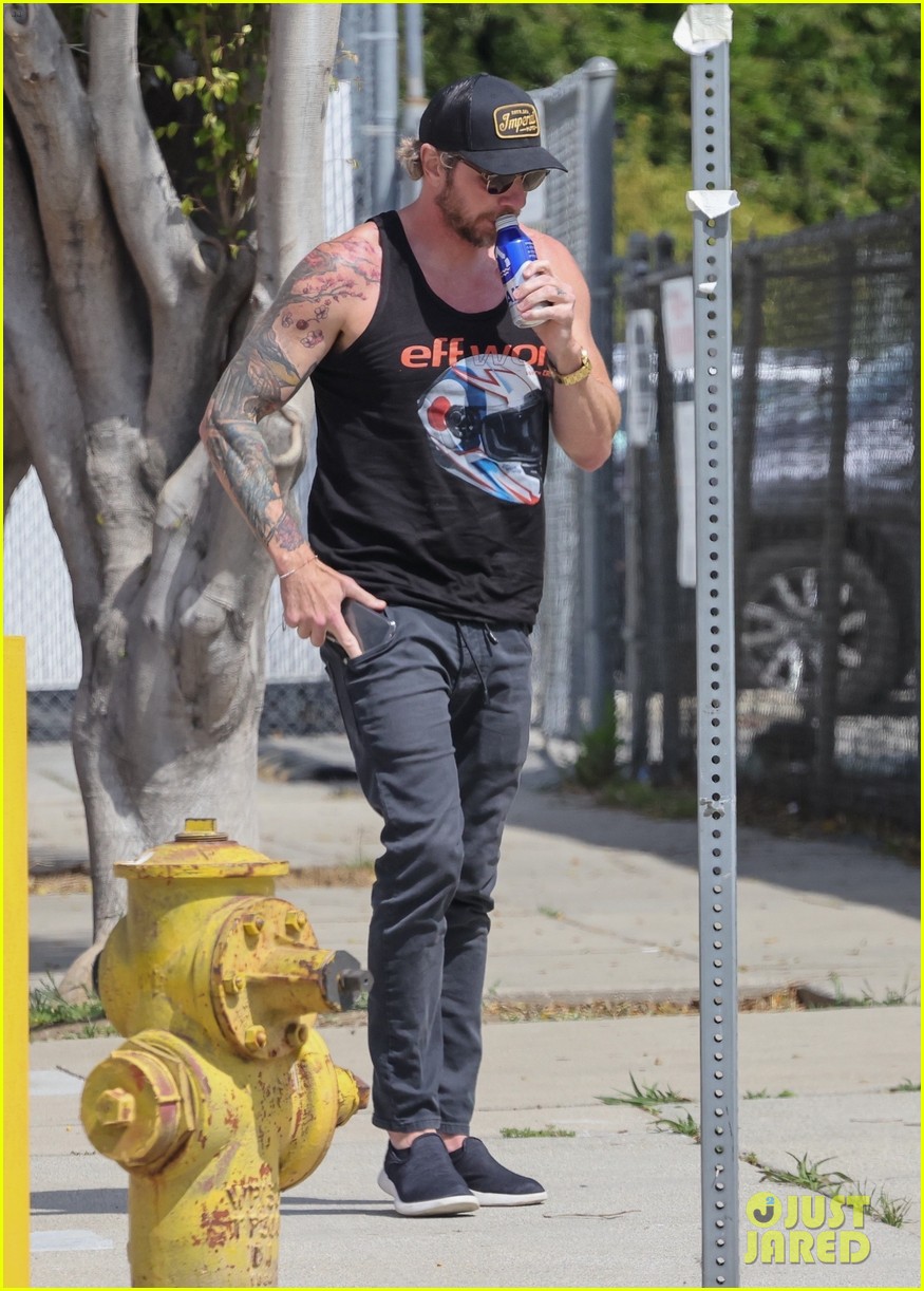 Dax Shepard Shows Off Tattooed Muscles While Out Running Errands in L.A ...