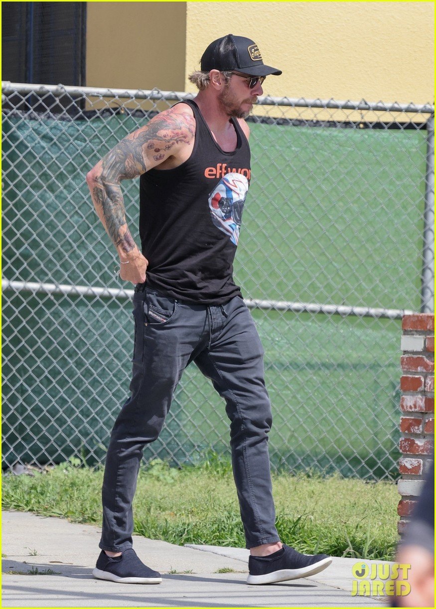 Dax Shepard Shows Off Tattooed Muscles While Out Running Errands in L.A ...
