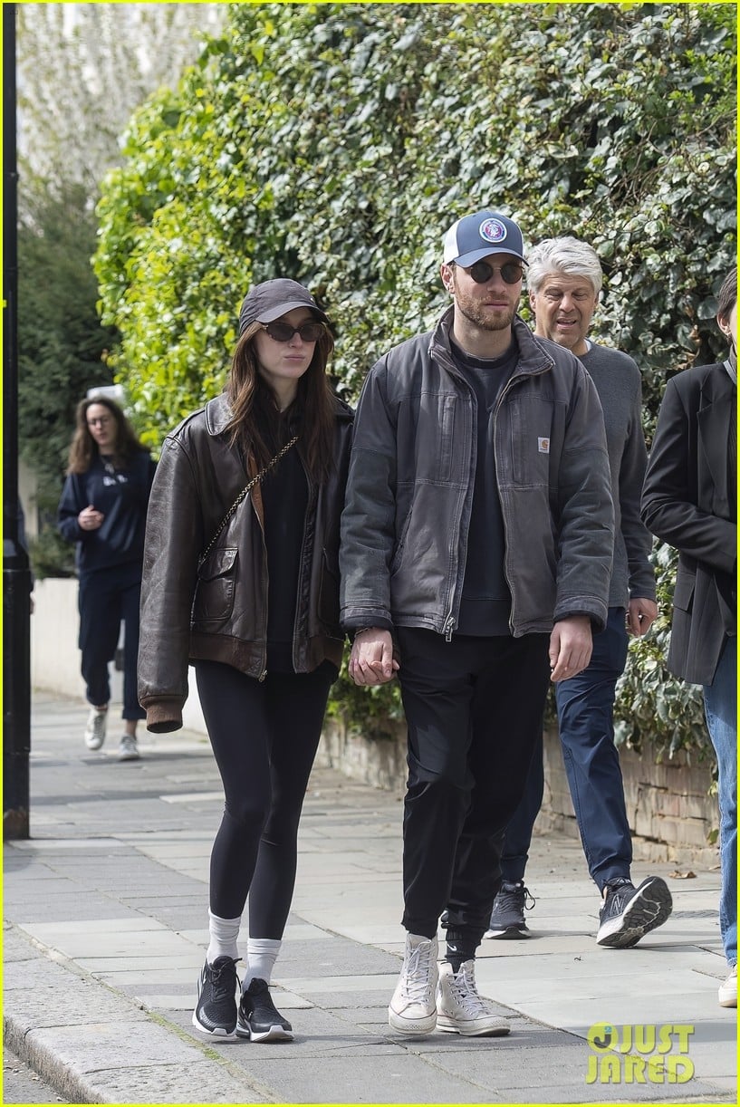 Bridgerton's Phoebe Dynevor Holds Hands with Actor Cameron Fuller in New Photos: Photo 4919302 ...