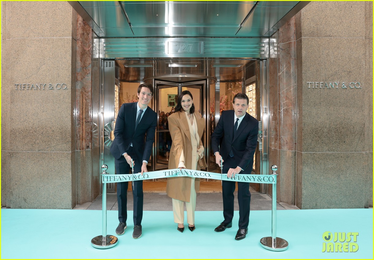 Gal Gadot Spotted Sightseeing in NYC with Husband Jaron Versano, Helps ...