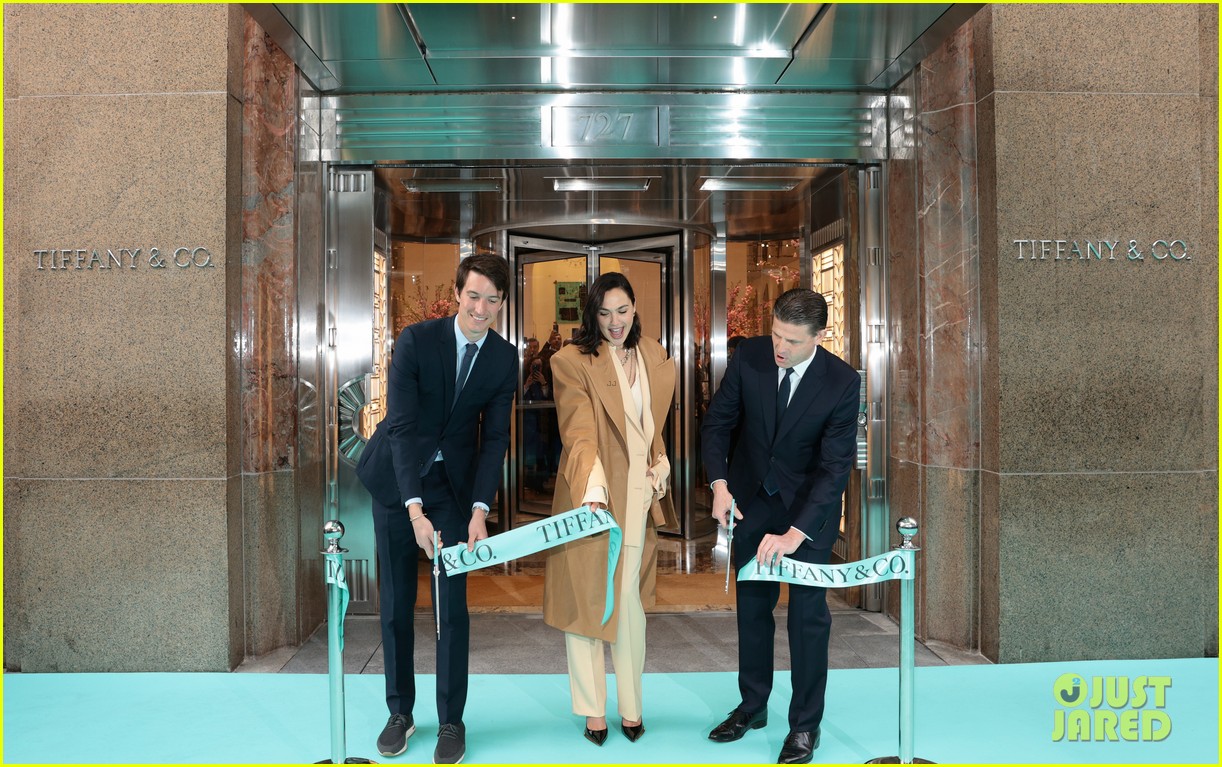 Gal Gadot Spotted Sightseeing in NYC with Husband Jaron Versano, Helps ...