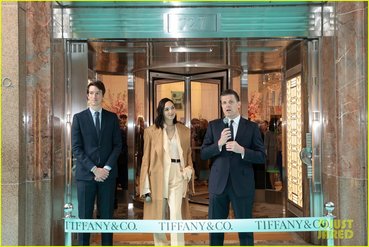 Gal Gadot Spotted Sightseeing in NYC with Husband Jaron Versano, Helps ...