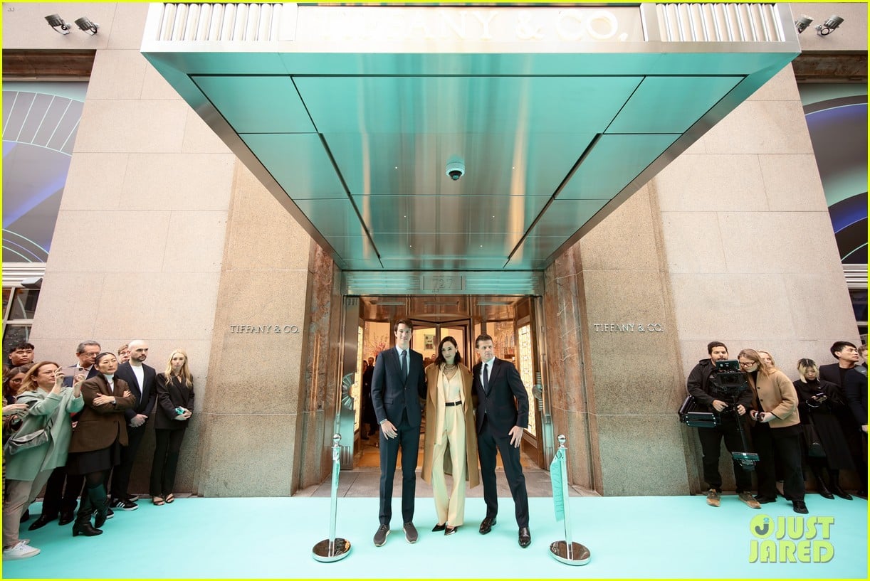 Gal Gadot Spotted Sightseeing in NYC with Husband Jaron Versano, Helps ...