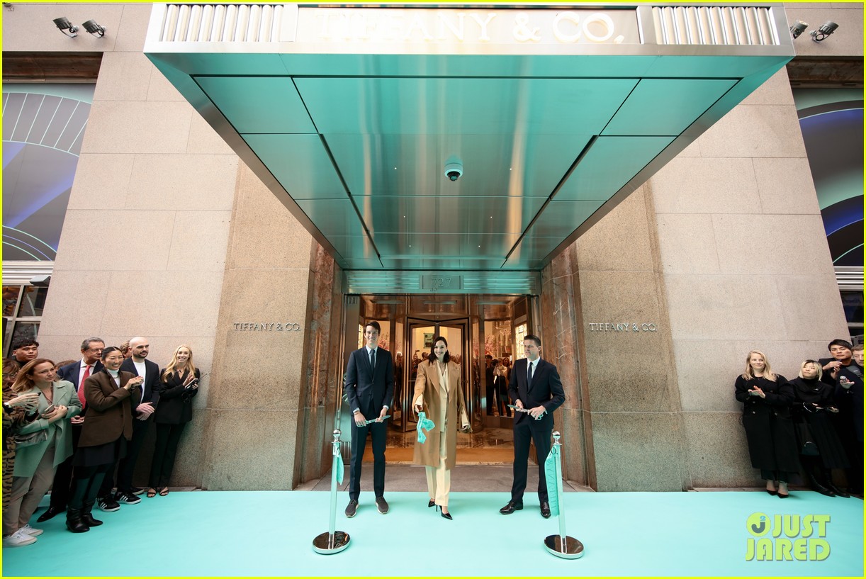 Gal Gadot Spotted Sightseeing in NYC with Husband Jaron Versano, Helps ...