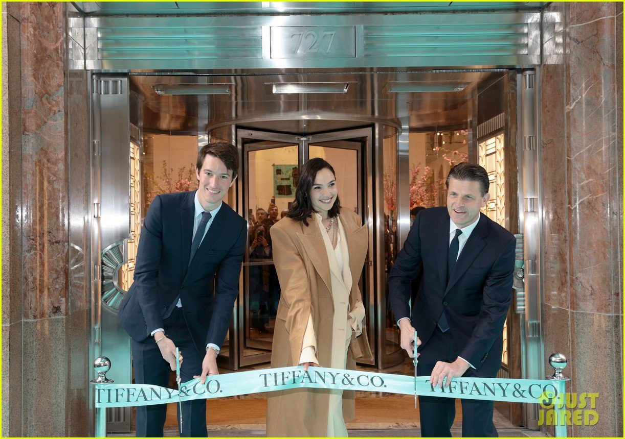 Gal Gadot Spotted Sightseeing in NYC with Husband Jaron Versano, Helps ...