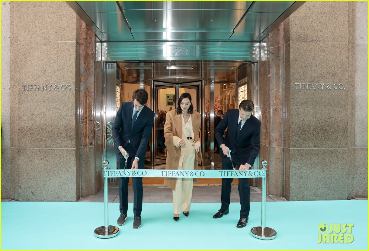 Gal Gadot Spotted Sightseeing in NYC with Husband Jaron Versano, Helps ...