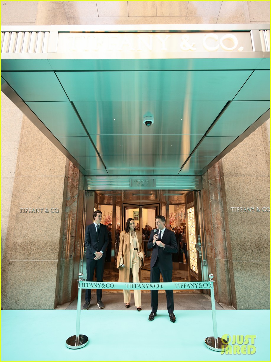 Gal Gadot Spotted Sightseeing in NYC with Husband Jaron Versano, Helps ...