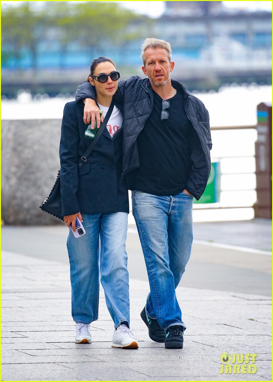 Gal Gadot Spotted Sightseeing in NYC with Husband Jaron Versano, Helps ...