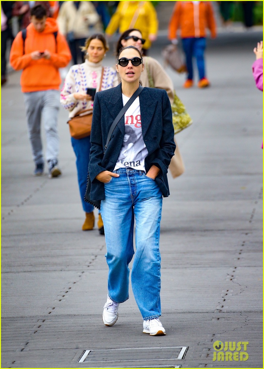 Gal Gadot Spotted Sightseeing in NYC with Husband Jaron Versano, Helps ...