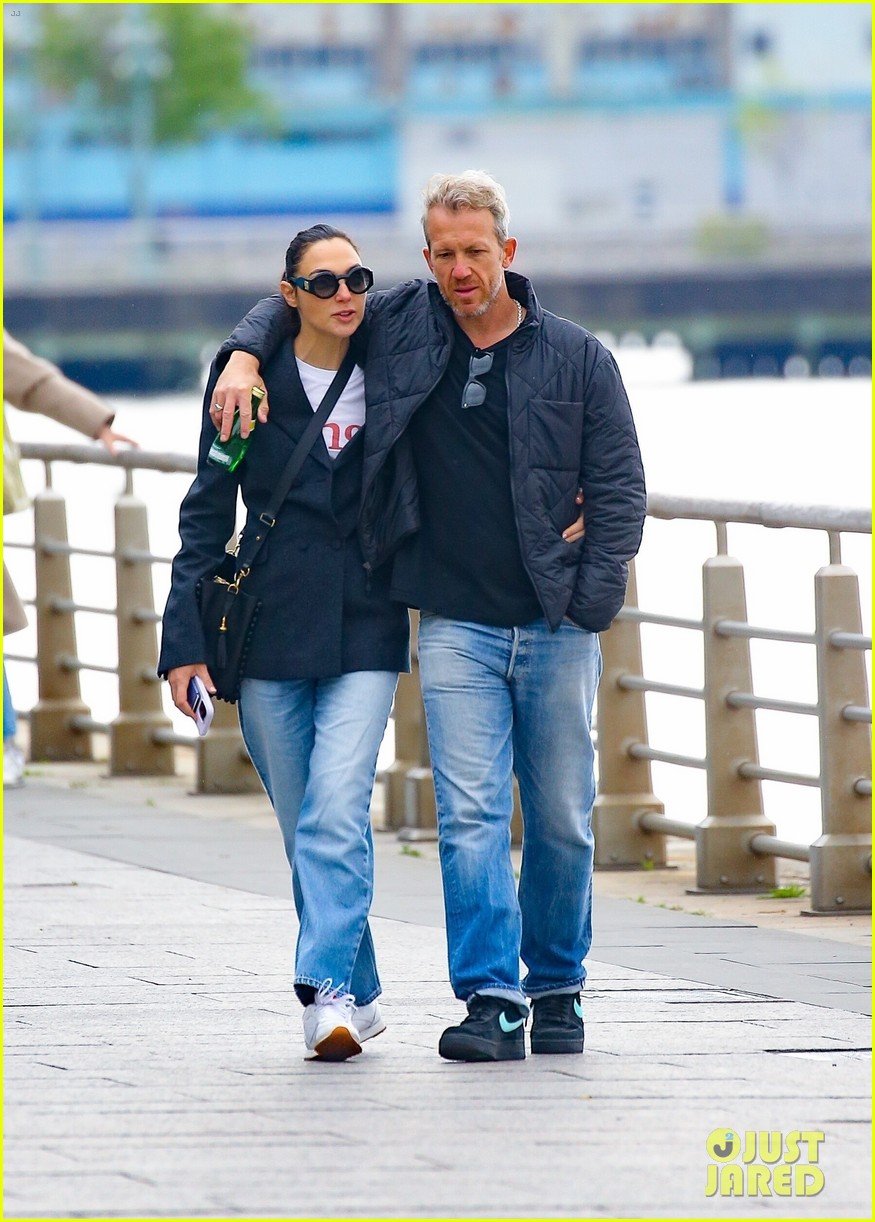 Gal Gadot Spotted Sightseeing in NYC with Husband Jaron Versano, Helps ...