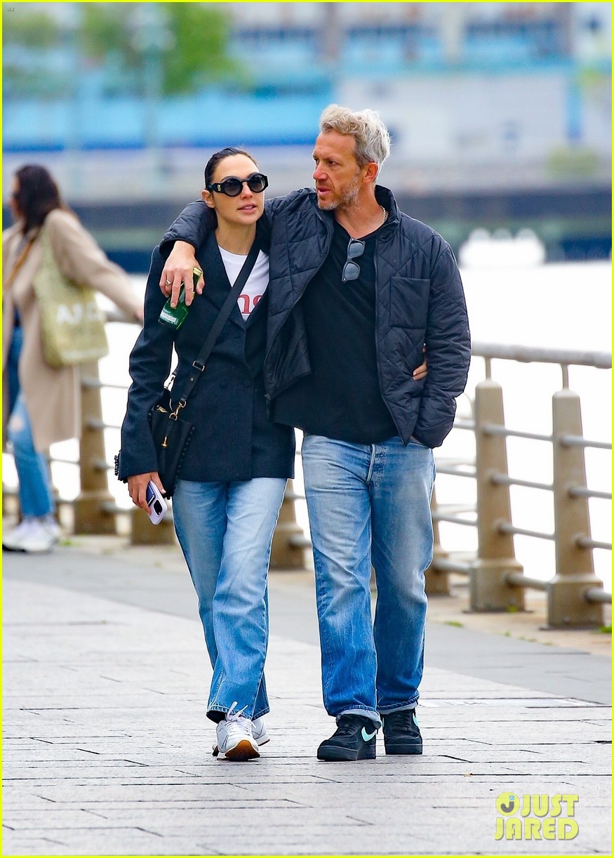 Gal Gadot Spotted Sightseeing in NYC with Husband Jaron Versano, Helps ...