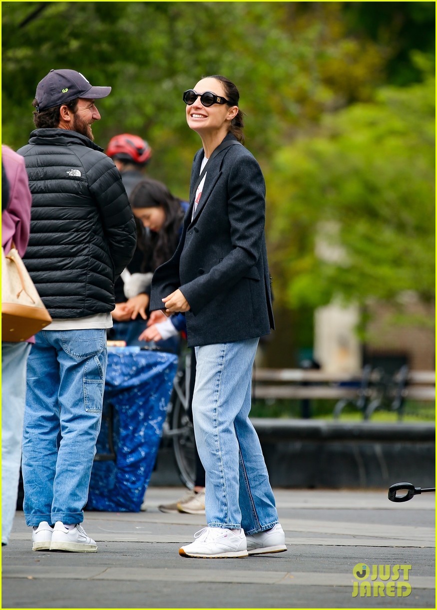 Gal Gadot Spotted Sightseeing in NYC with Husband Jaron Versano, Helps ...
