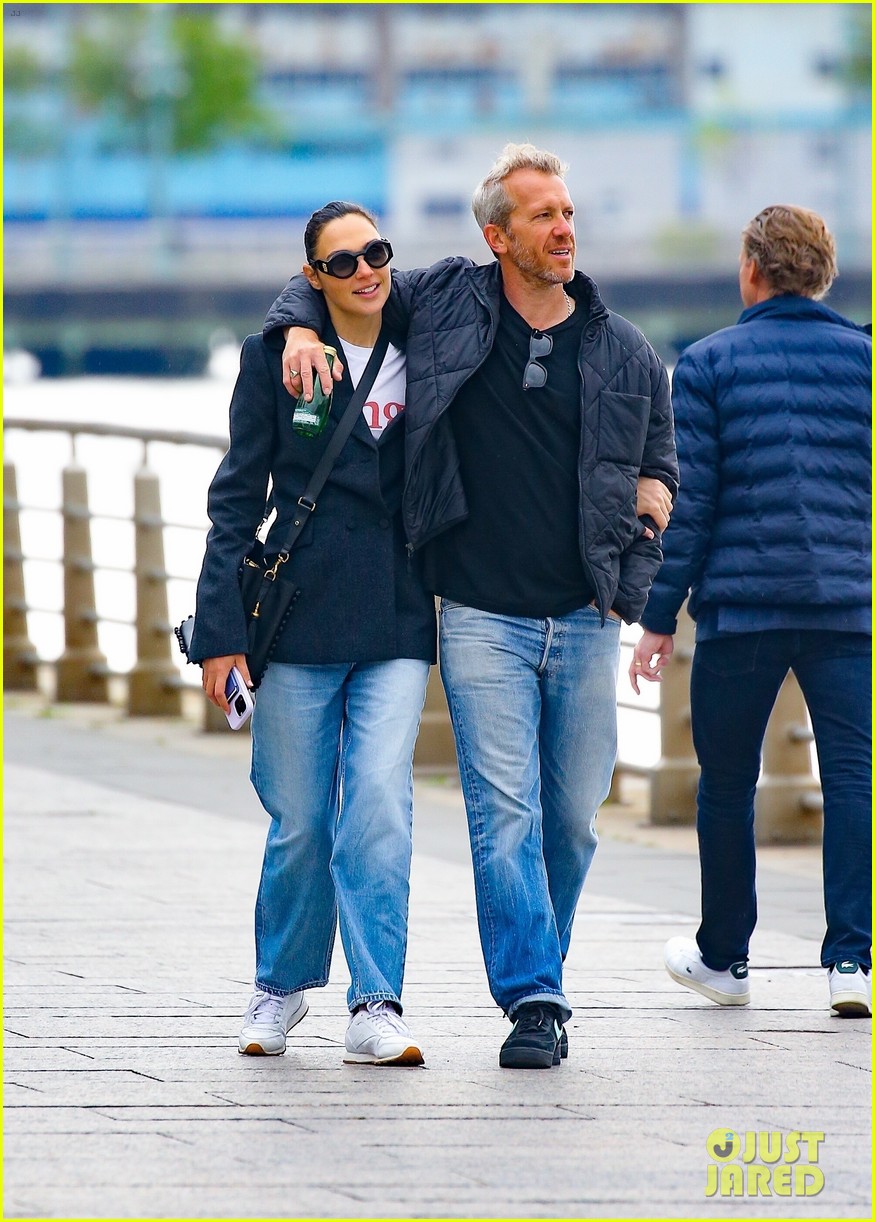 Gal Gadot Spotted Sightseeing in NYC with Husband Jaron Versano, Helps ...