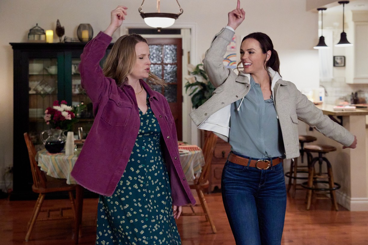 Erin Cahill & Marco Grazzini Fall Back In Love On The Baseball Field in ...