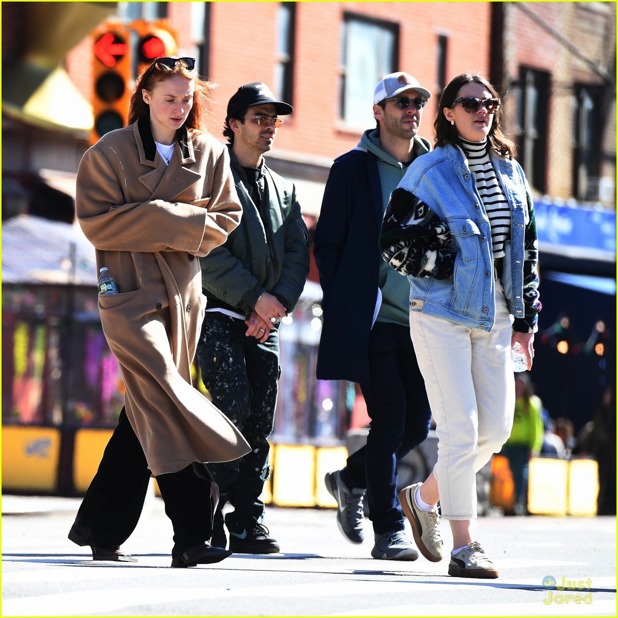 Sophie Turner & Joe Jonas Stop by Joe's Pizza with Friends in NYC ...