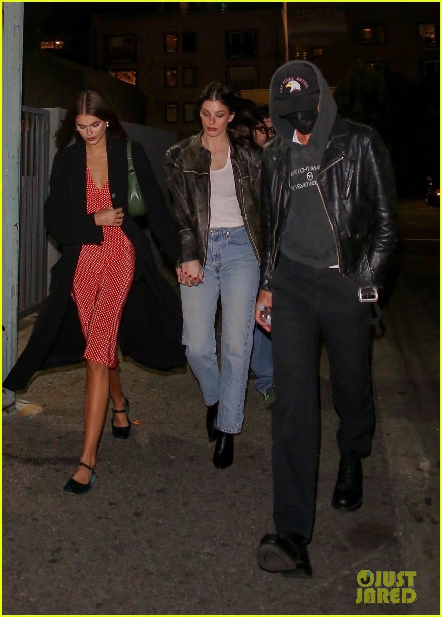 Kaia Gerber Holds Hands with Boyfriend Austin Butler & Camila Morrone ...