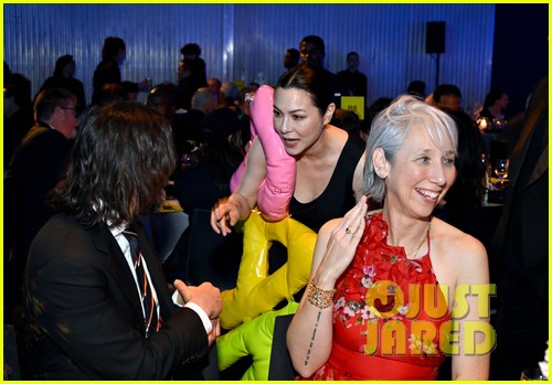 Keanu Reeves & Girlfriend Alexandra Grant Hug & Kiss at MOCA 2023 Gala ...