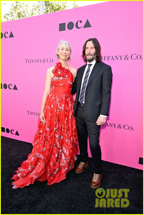 Keanu Reeves & Girlfriend Alexandra Grant Hug & Kiss at MOCA 2023 Gala ...