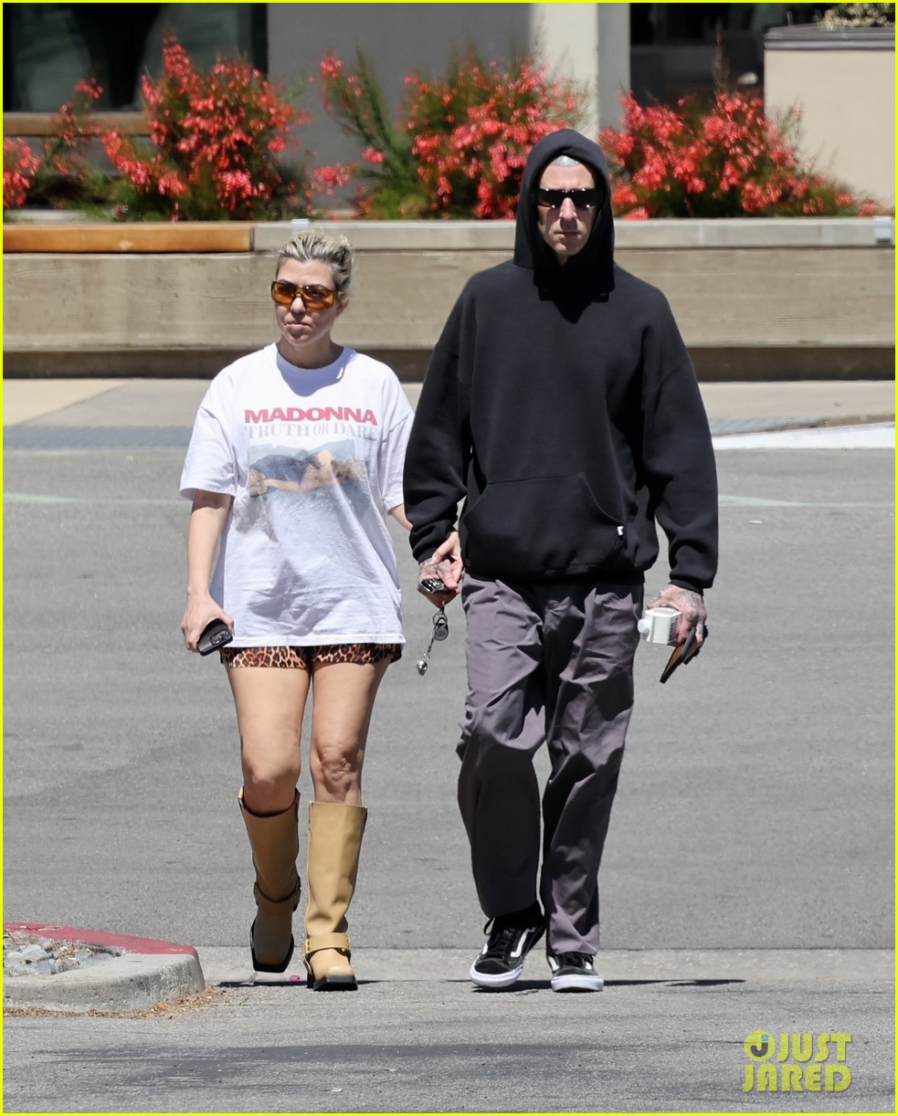 Kourtney Kardashian & Travis Barker Hold Hands While Running Errands in ...