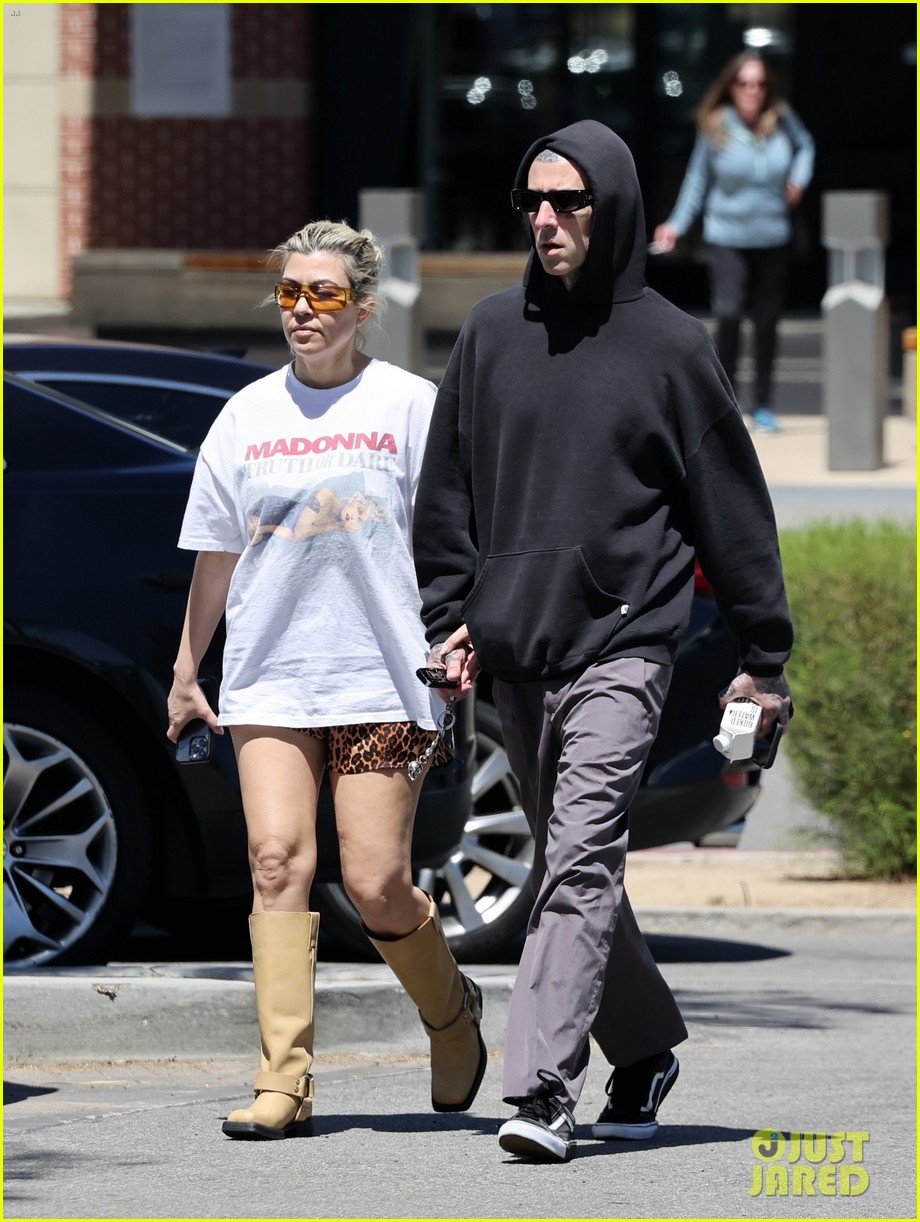 Kourtney Kardashian & Travis Barker Hold Hands While Running Errands in ...