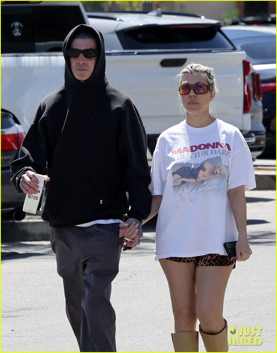 Kourtney Kardashian & Travis Barker Hold Hands While Running Errands in ...
