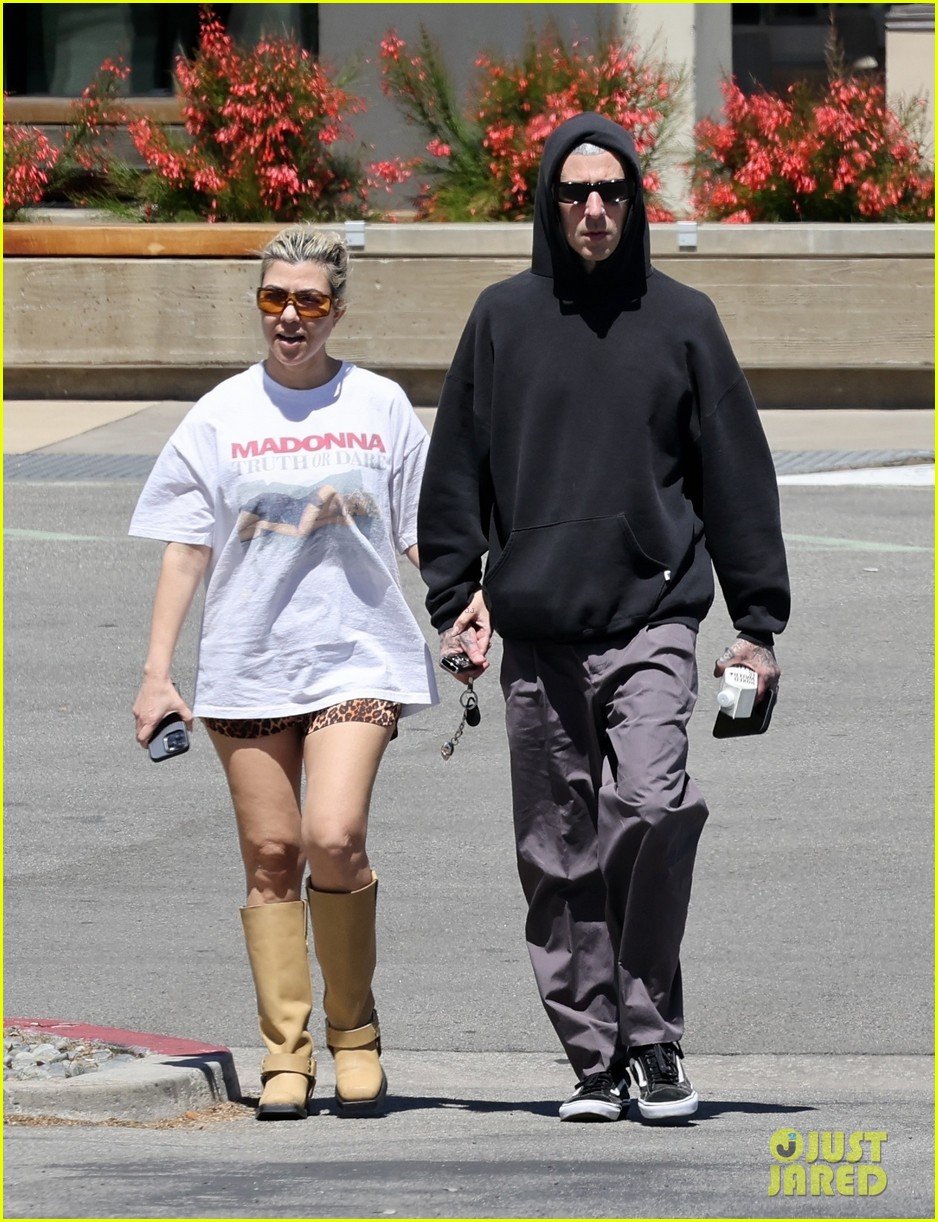 Kourtney Kardashian & Travis Barker Hold Hands While Running Errands in ...