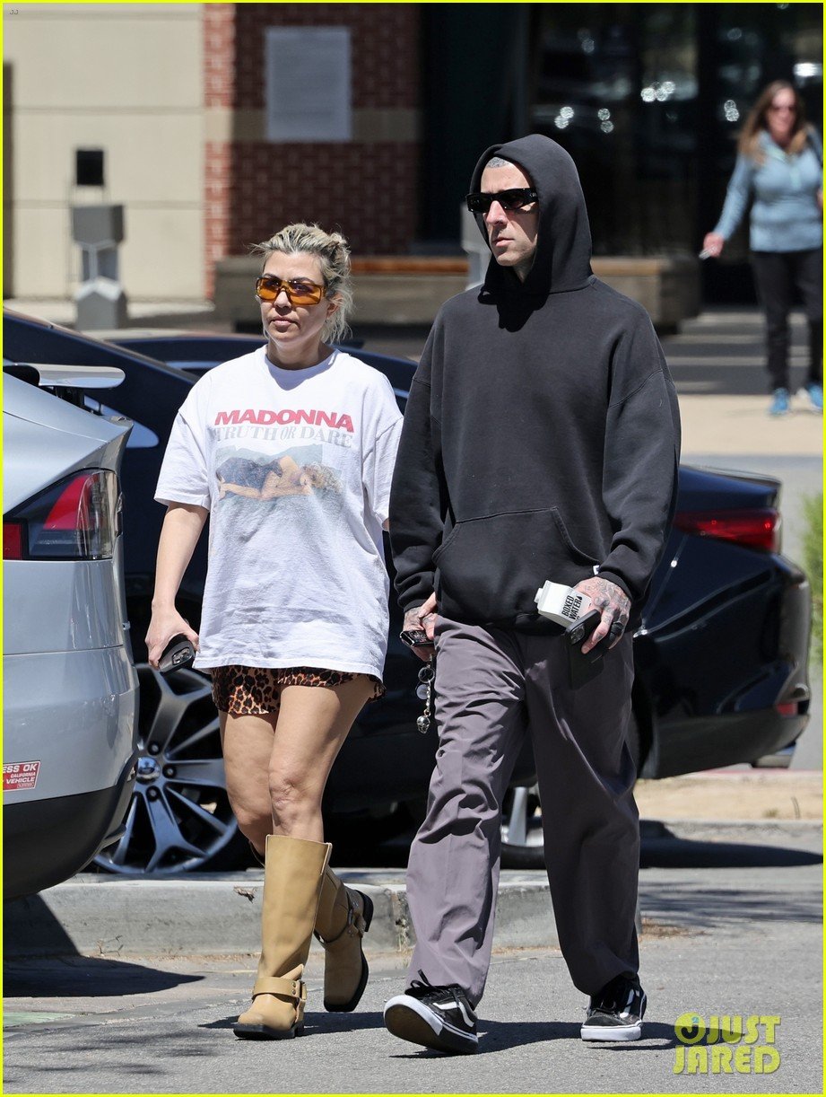 Kourtney Kardashian & Travis Barker Hold Hands While Running Errands in ...