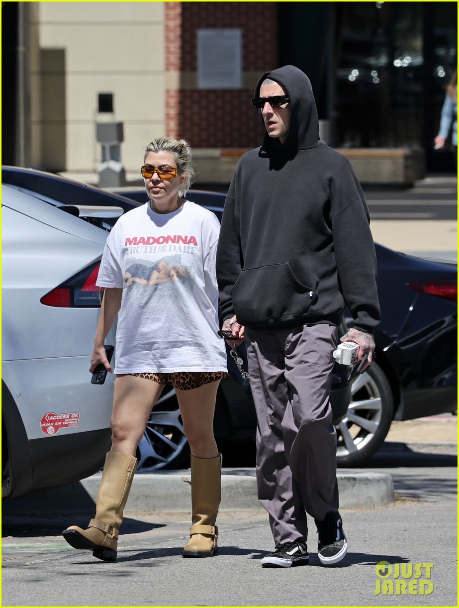 Kourtney Kardashian & Travis Barker Hold Hands While Running Errands in ...