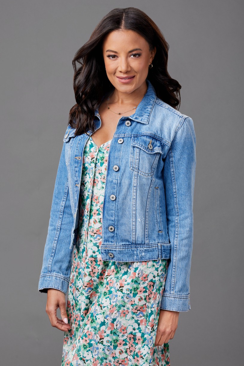 Heather Hemmens Talks Luke Mitchell & Portuguese Food Ahead of 'Pinch ...