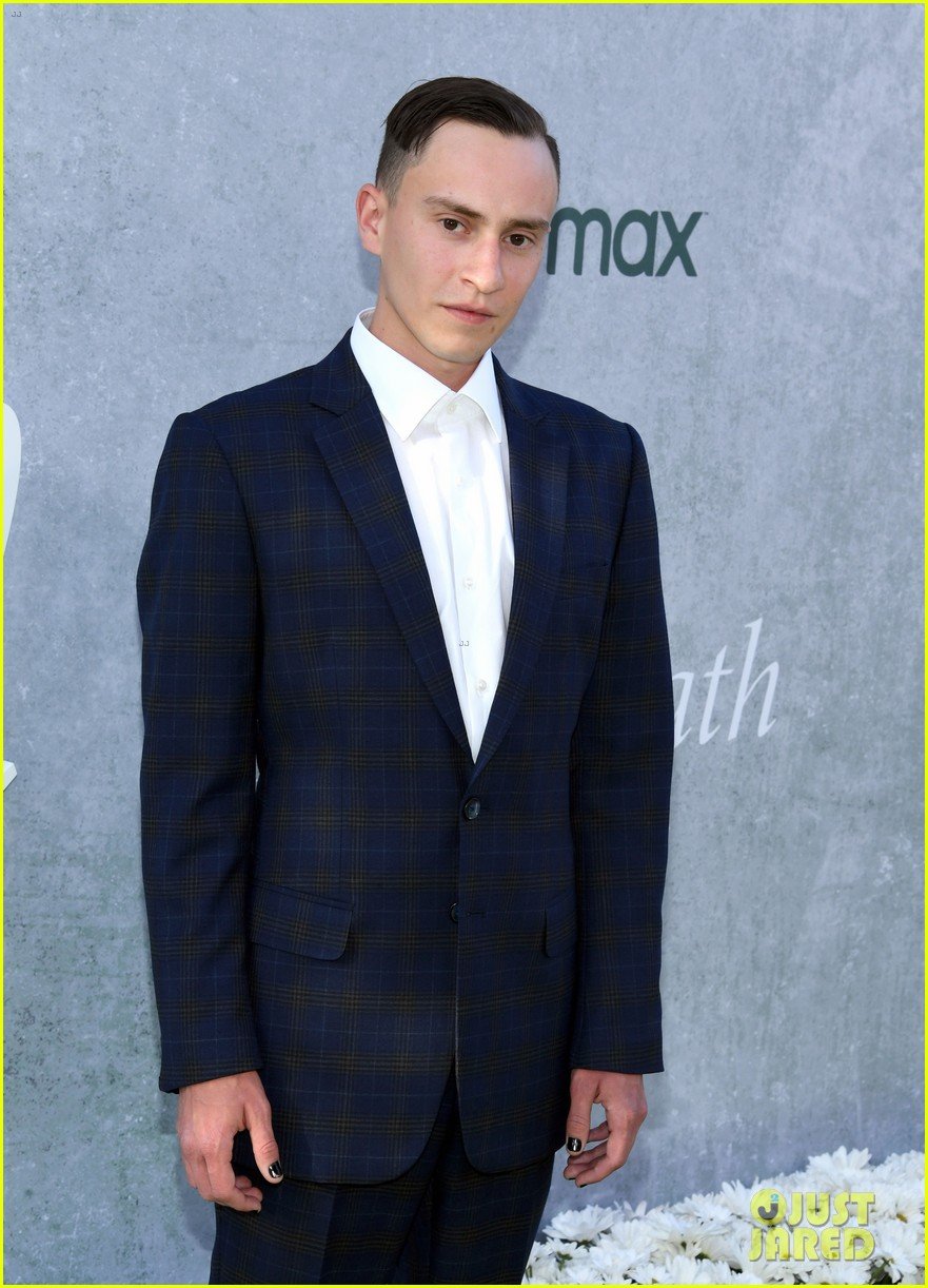 Elizabeth Olsen Goes Ravishing in Red for 'Love & Death' Premiere with ...