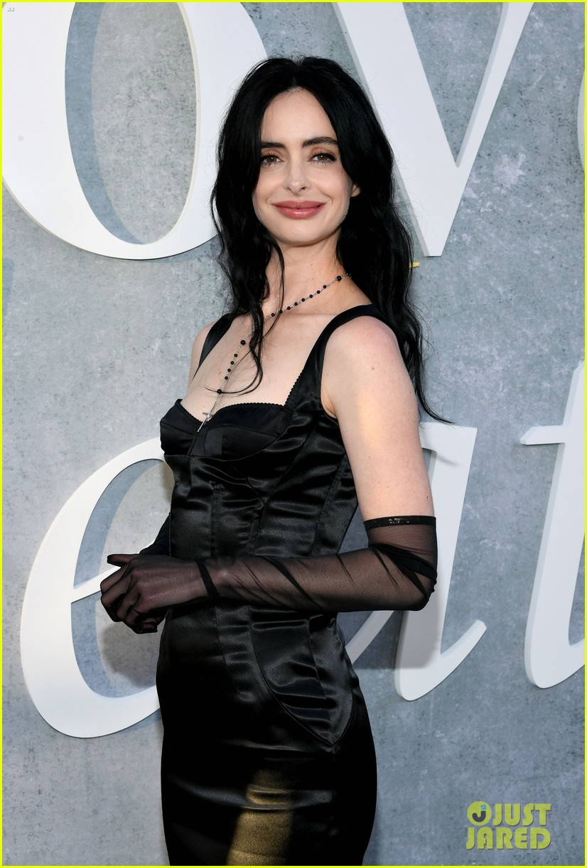 Elizabeth Olsen Goes Ravishing in Red for 'Love & Death' Premiere with ...