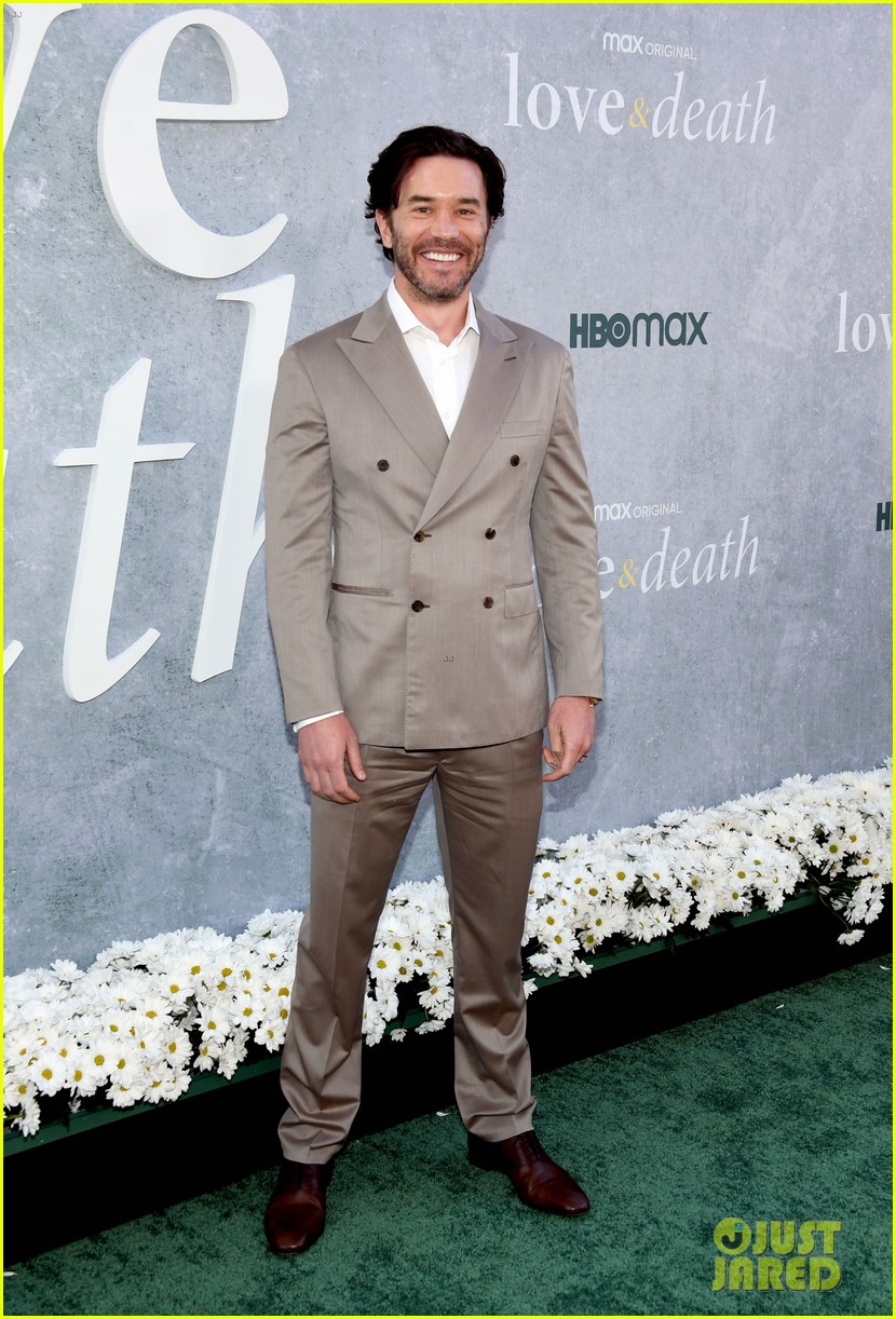 Elizabeth Olsen Goes Ravishing in Red for 'Love & Death' Premiere with ...