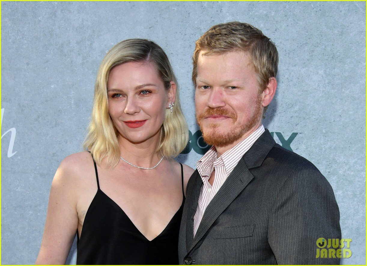 Elizabeth Olsen Goes Ravishing in Red for 'Love & Death' Premiere with ...