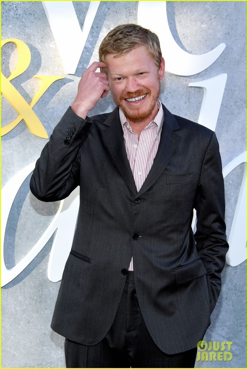 Elizabeth Olsen Goes Ravishing in Red for 'Love & Death' Premiere with ...