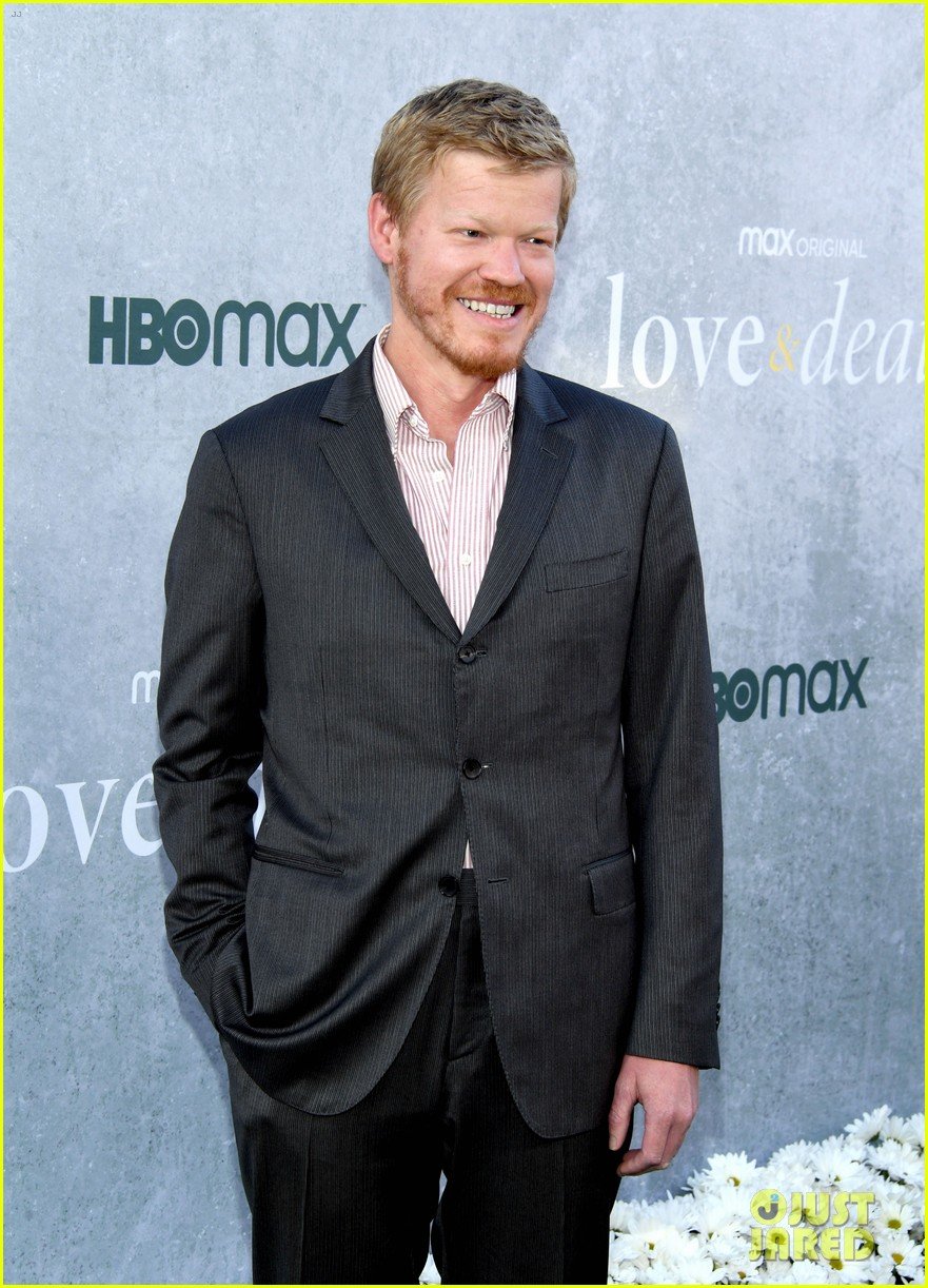 Elizabeth Olsen Goes Ravishing in Red for 'Love & Death' Premiere with ...