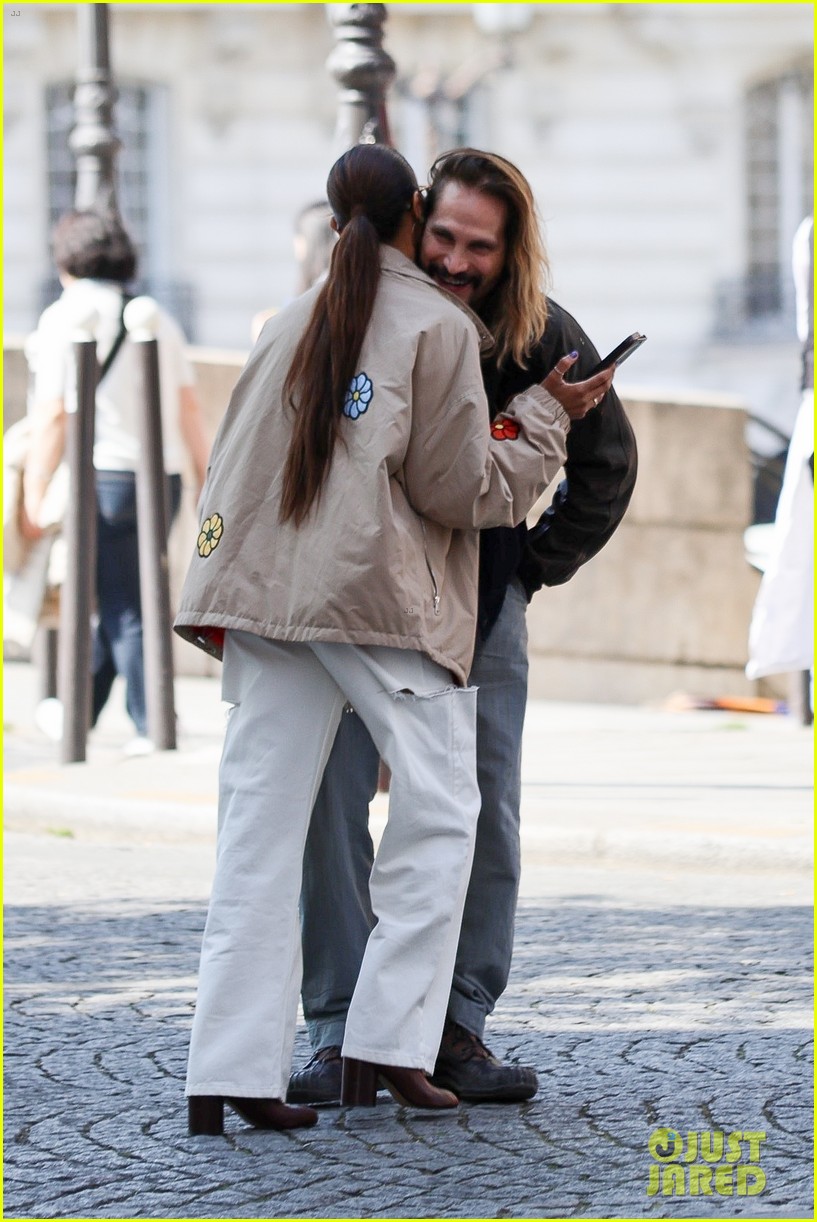 New Photos Show Zoe Saldana & Husband Marco Perego Flaunting Cute PDA ...