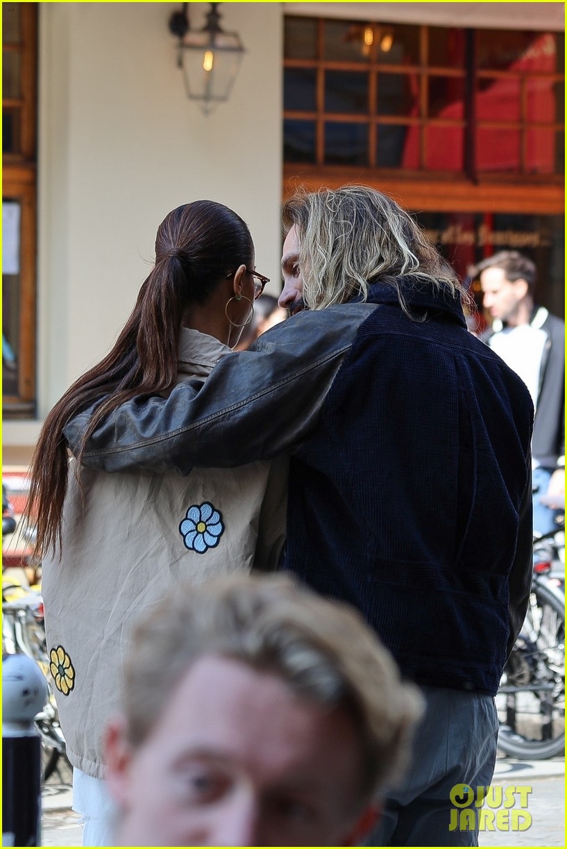 New Photos Show Zoe Saldana & Husband Marco Perego Flaunting Cute PDA ...