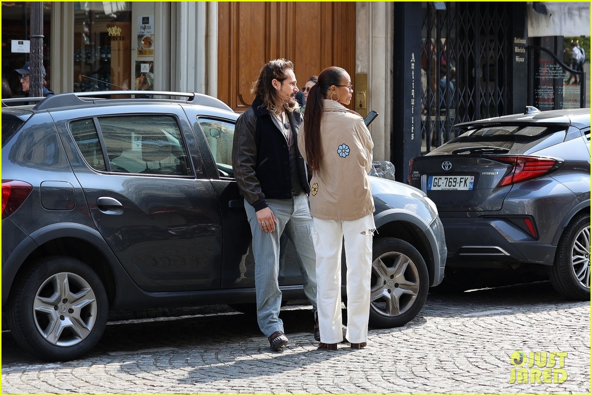 New Photos Show Zoe Saldana & Husband Marco Perego Flaunting Cute PDA ...