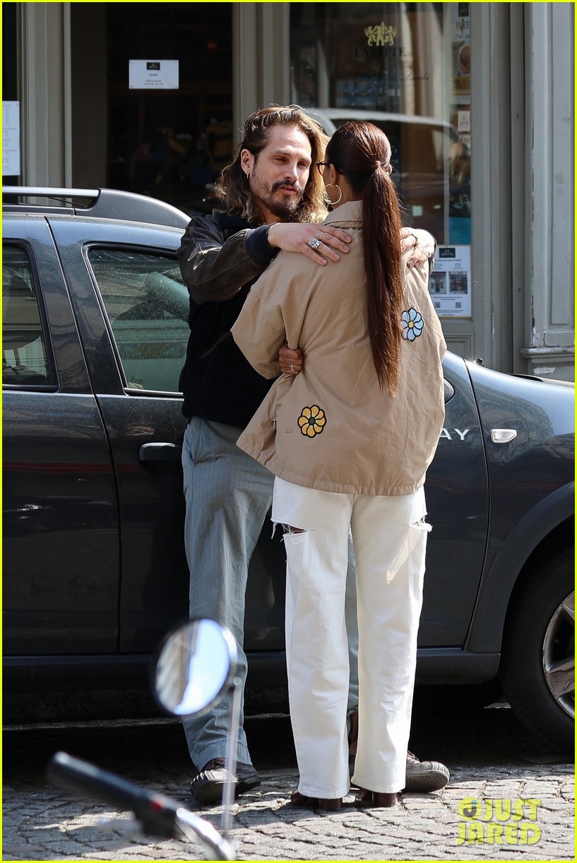 New Photos Show Zoe Saldana & Husband Marco Perego Flaunting Cute PDA ...